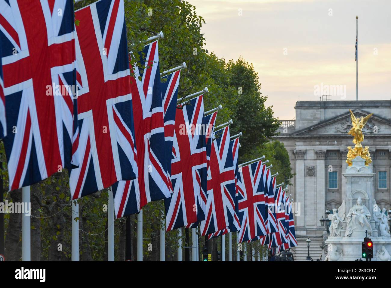 Buckingham Palace, The crowd shows respect on the Mall Stock Photo - Alamy