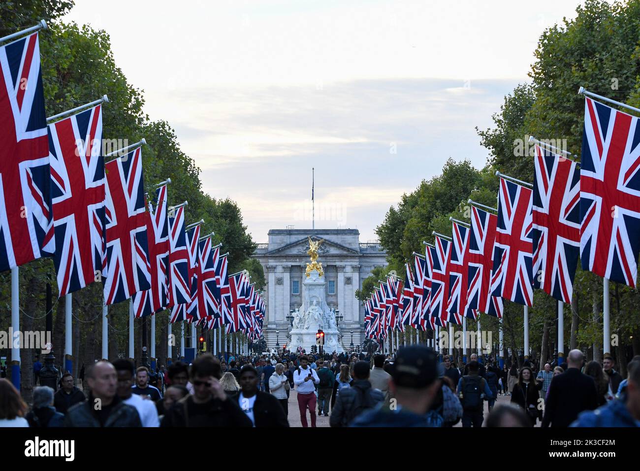 Buckingham Palace, The crowd shows respect on the Mall Stock Photo - Alamy