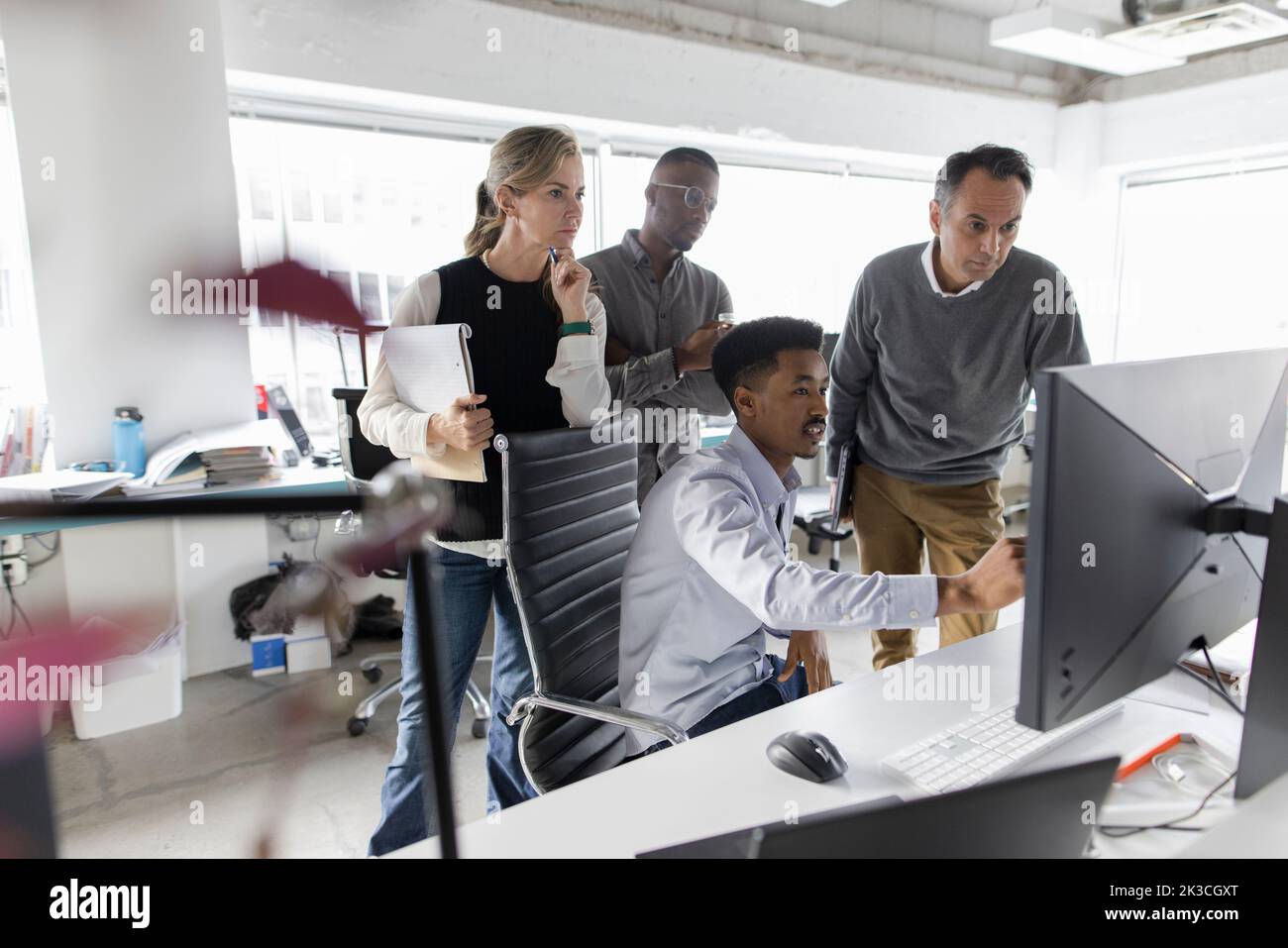 Business people meeting computer hi-res stock photography and images ...