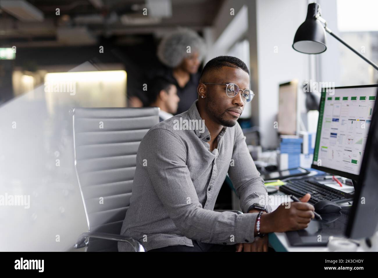 Man using computer graphics tablet hi-res stock photography and images ...