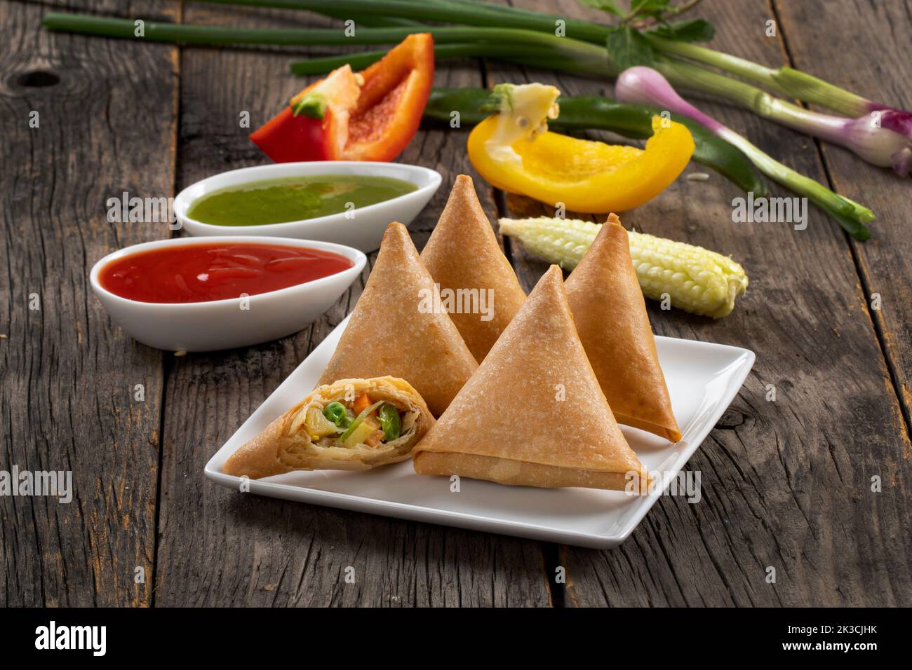 Samosa green background hi-res stock photography and images - Alamy