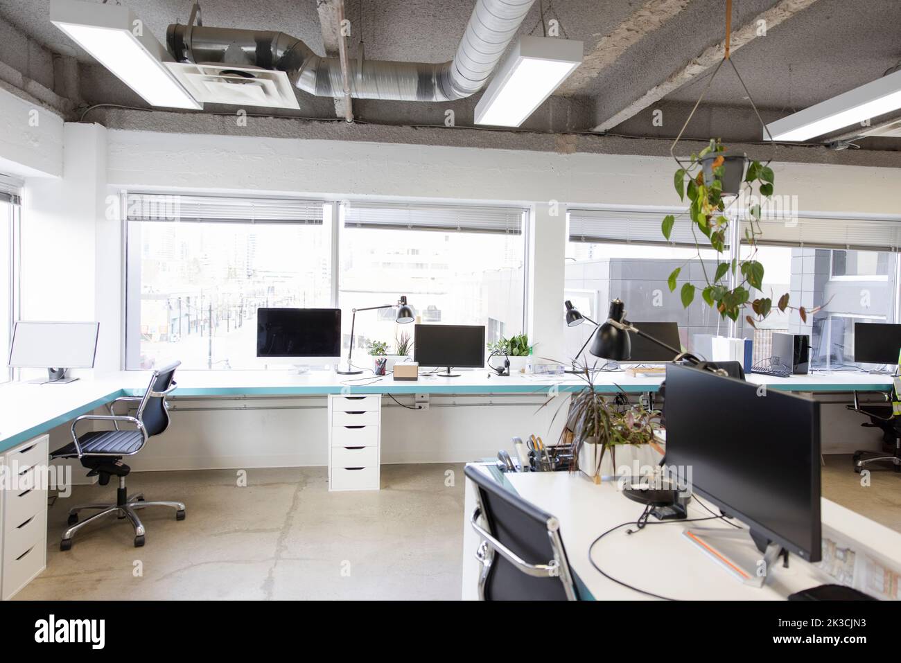 Empty office desks hi-res stock photography and images - Alamy