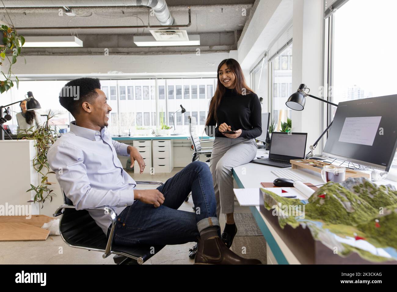 Talking at office desk hi-res stock photography and images - Alamy