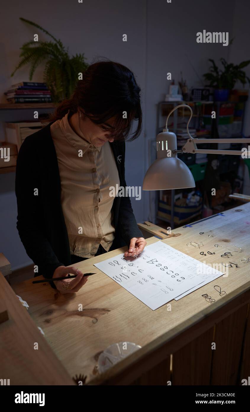 Vertical draw process hi-res stock photography and images - Alamy