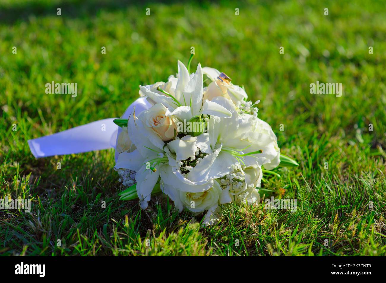 Bridal wedding bouquet of flowers. Wedding bouquet of yellow and white ...