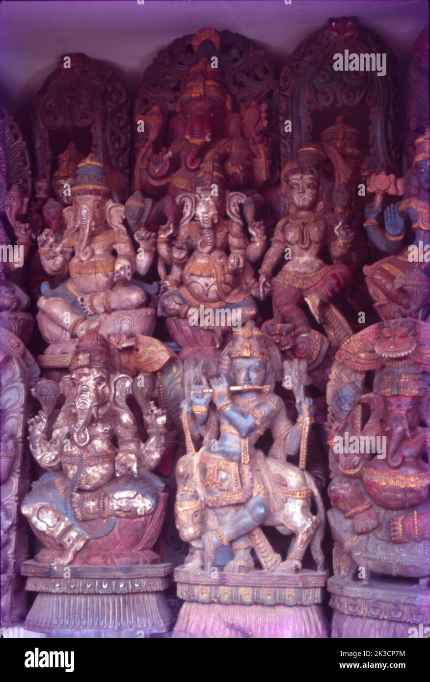Wooden idols hi-res stock photography and images - Alamy