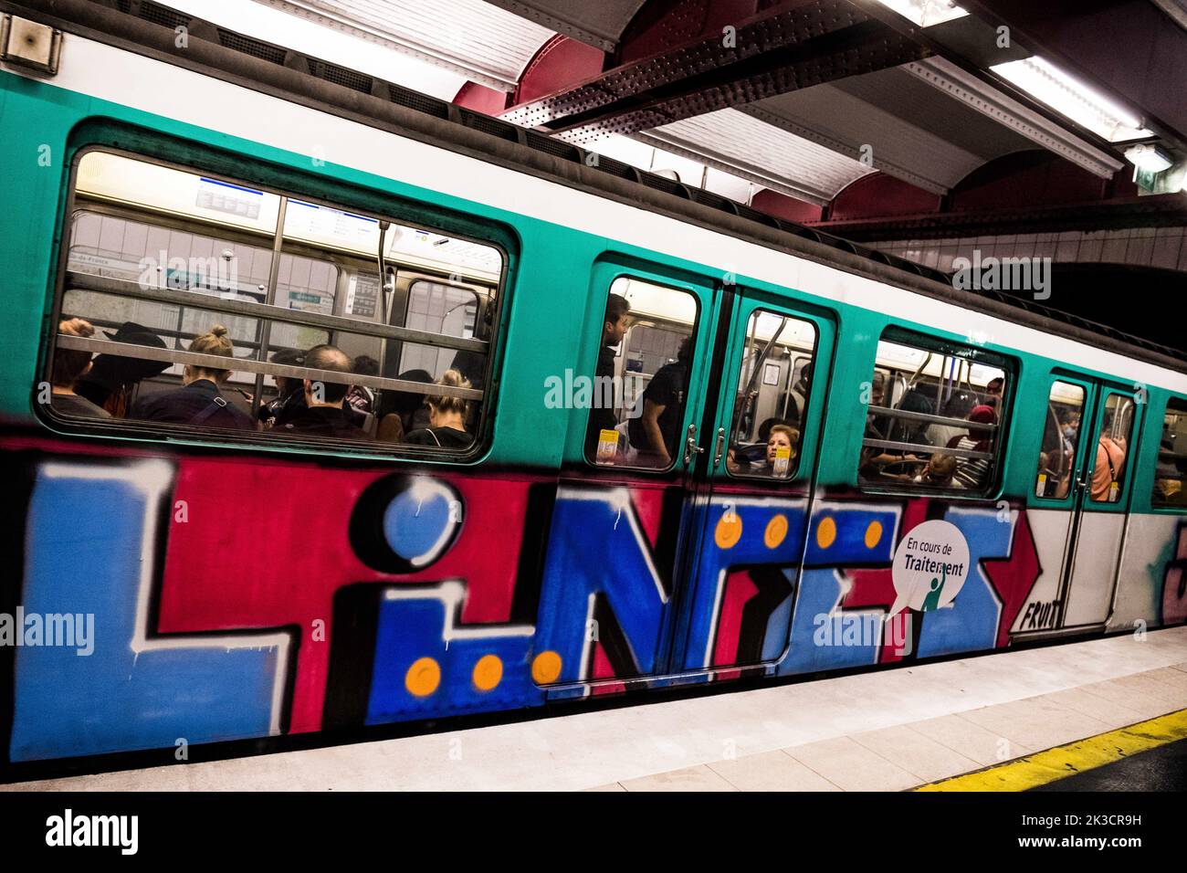 Illustrations of the metro, RER. Trains are re-decorated in Paris ...