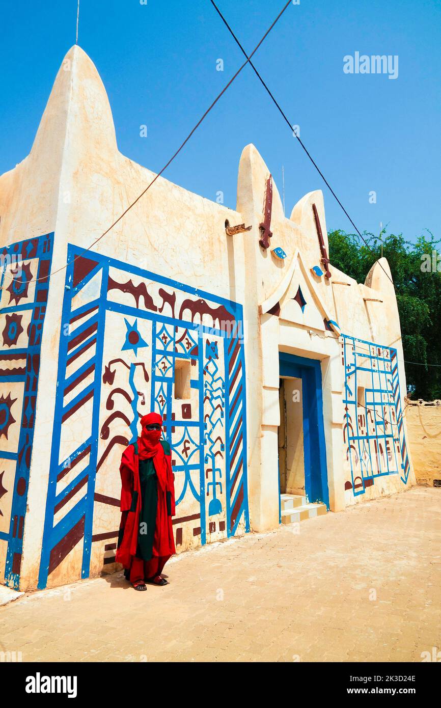 Exterior view to Dosso sultan residence and portrait of sultans guard ...