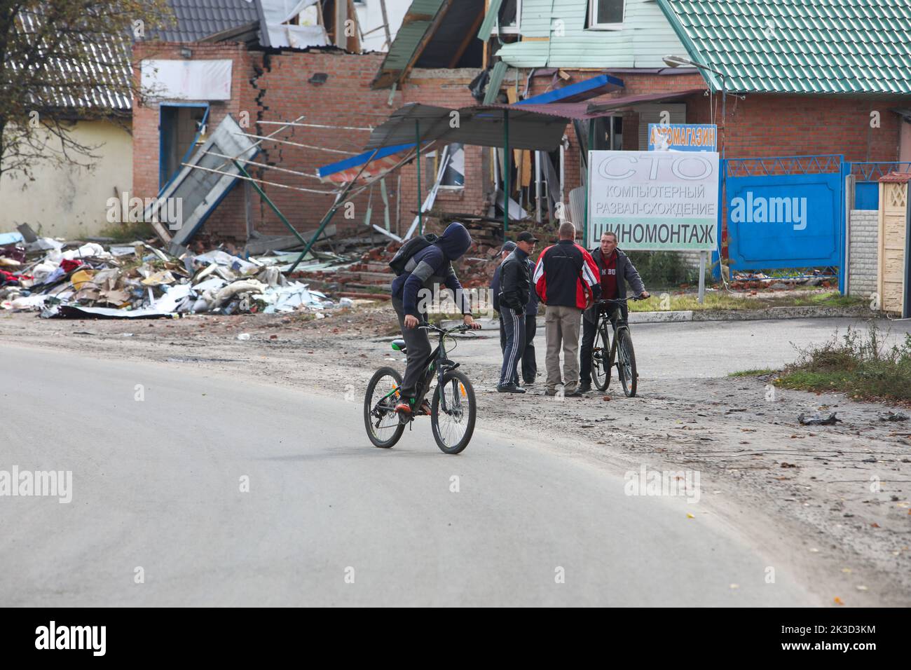 LYPTSI, UKRAINE - SEPTEMBER 24, 2022 - Men stay in a street in Lyptsi ...