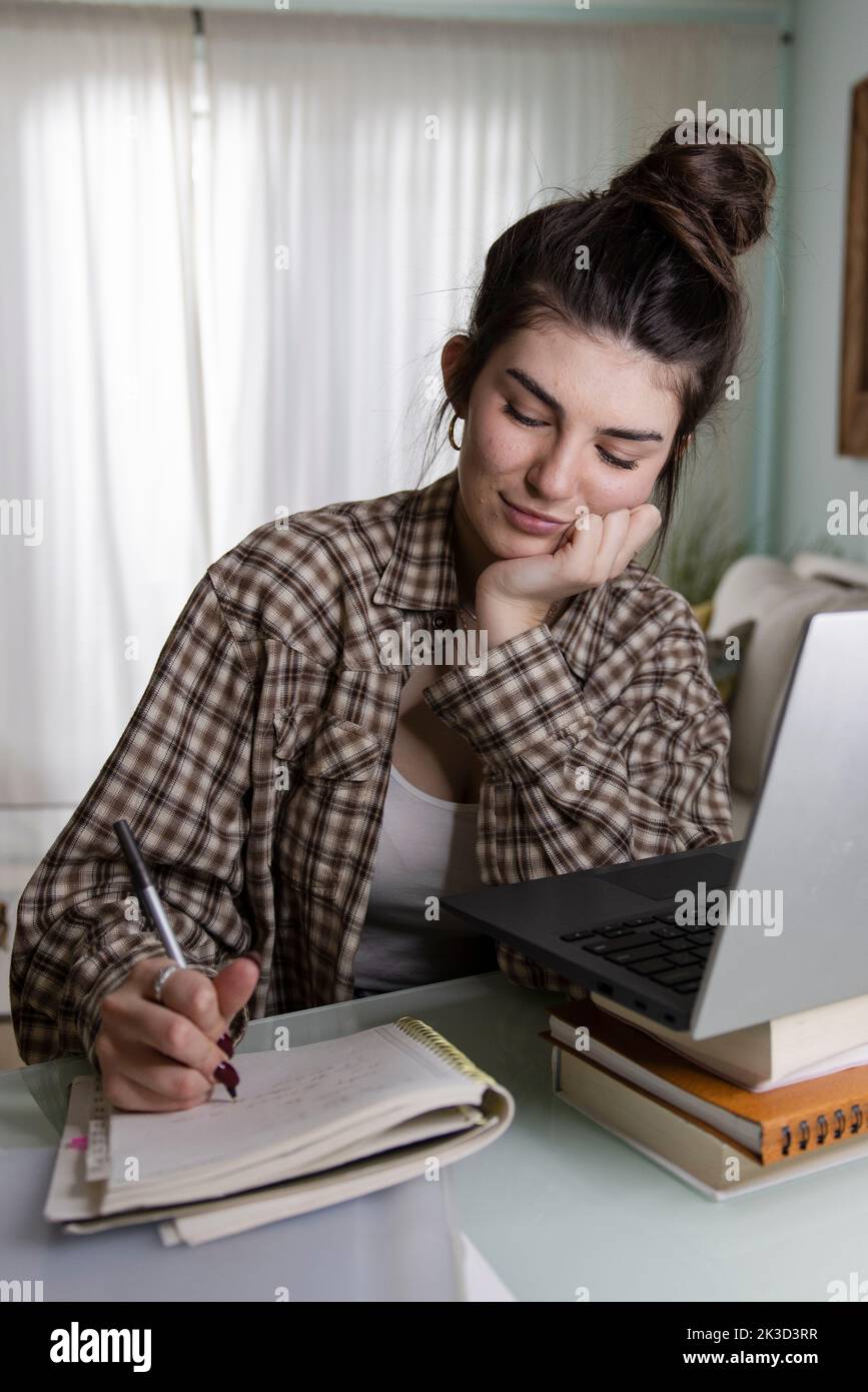 Student studying writing notes hi-res stock photography and images - Alamy