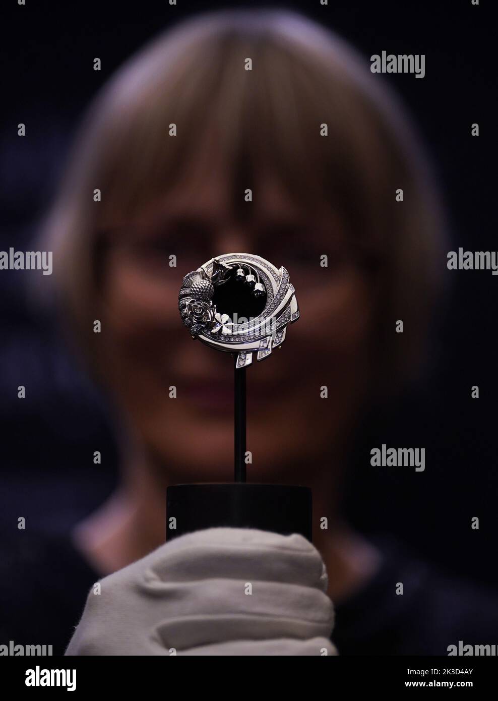 A brooch, which is believed to be the last jewel gifted to Queen ...