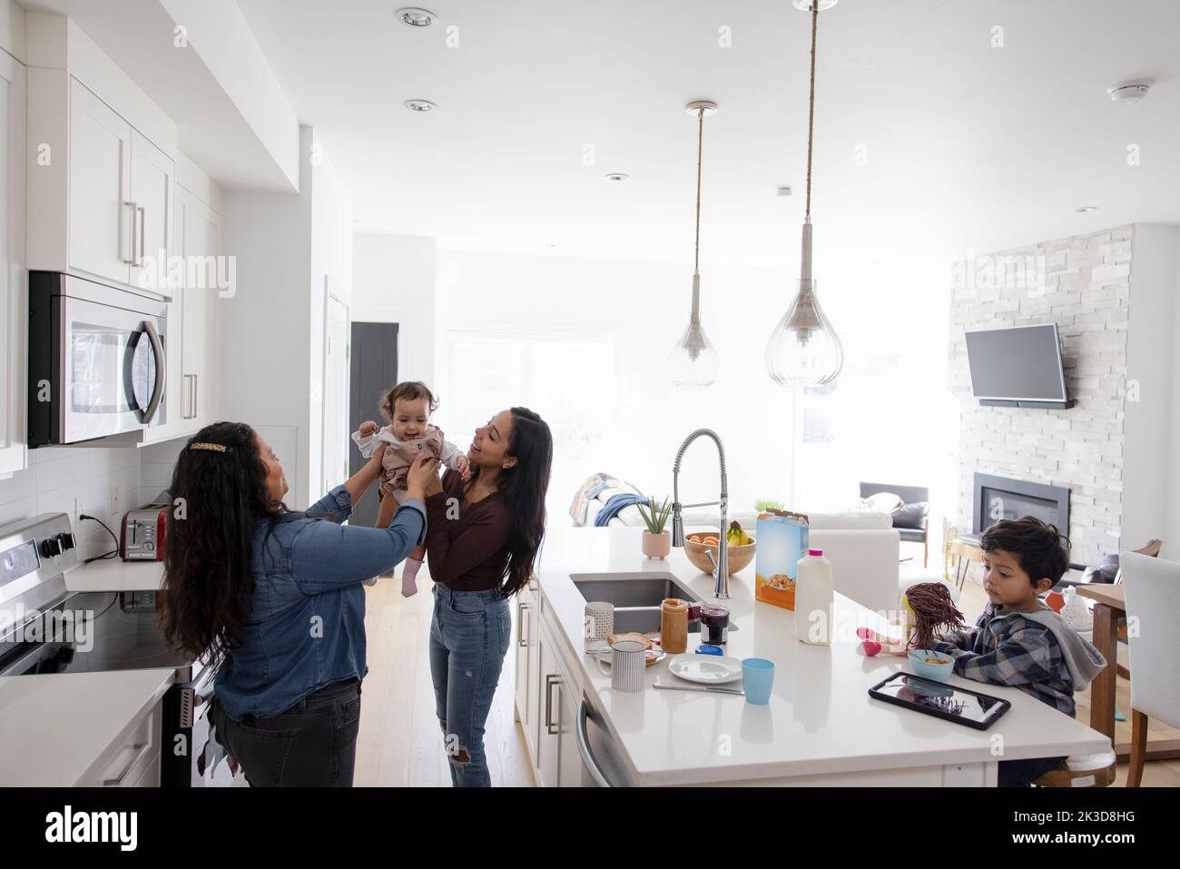 Real latino family kitchen hi-res stock photography and images - Alamy