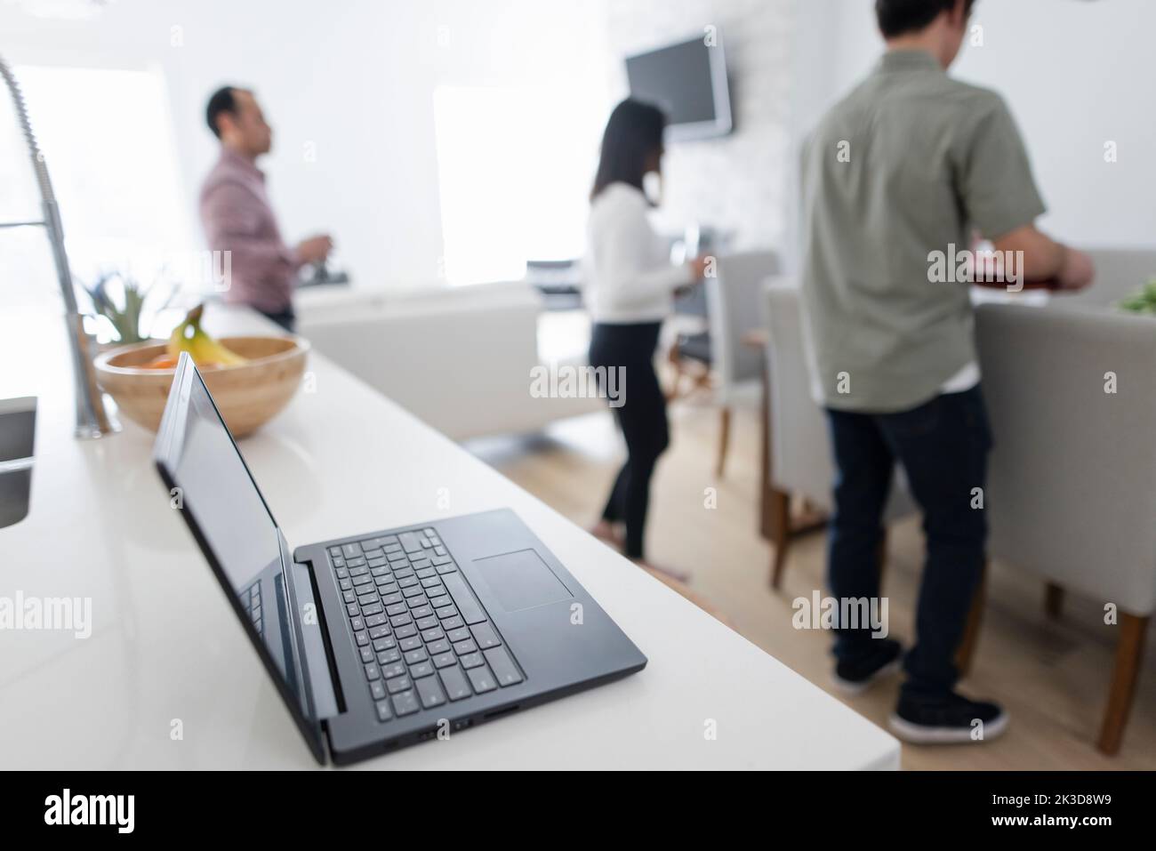 Laptop setting hi-res stock photography and images - Alamy