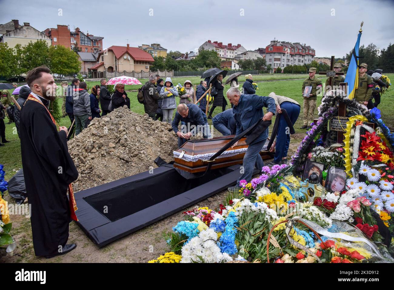Lviv, Ukraine. 19th Sep, 2022. Undertaker lowers a coffin into the ...
