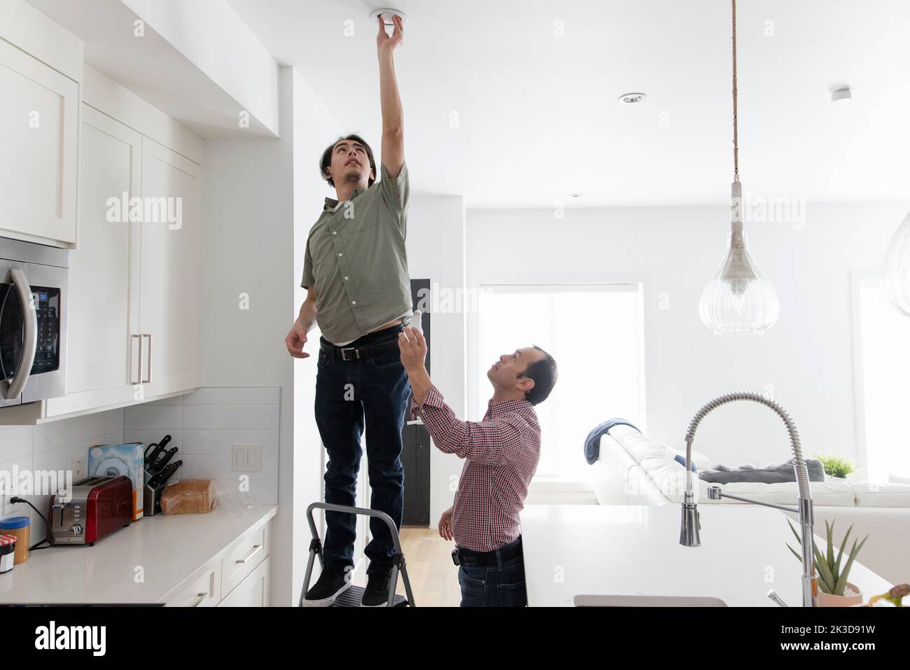 Man changing light bulb on ladder hi-res stock photography and images ...