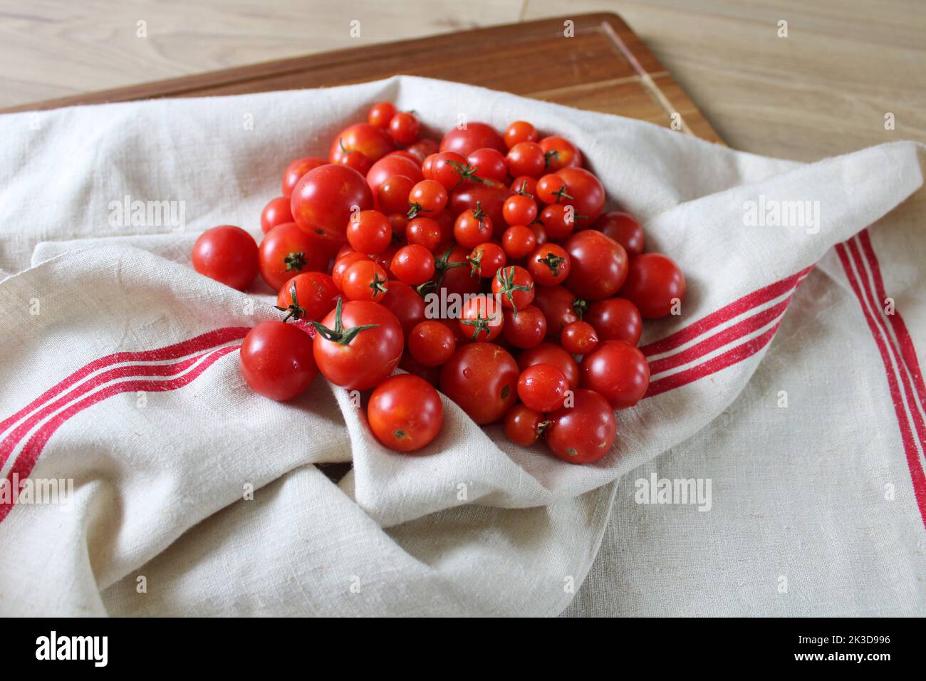 Tomate rouge juteuse hi-res stock photography and images - Alamy