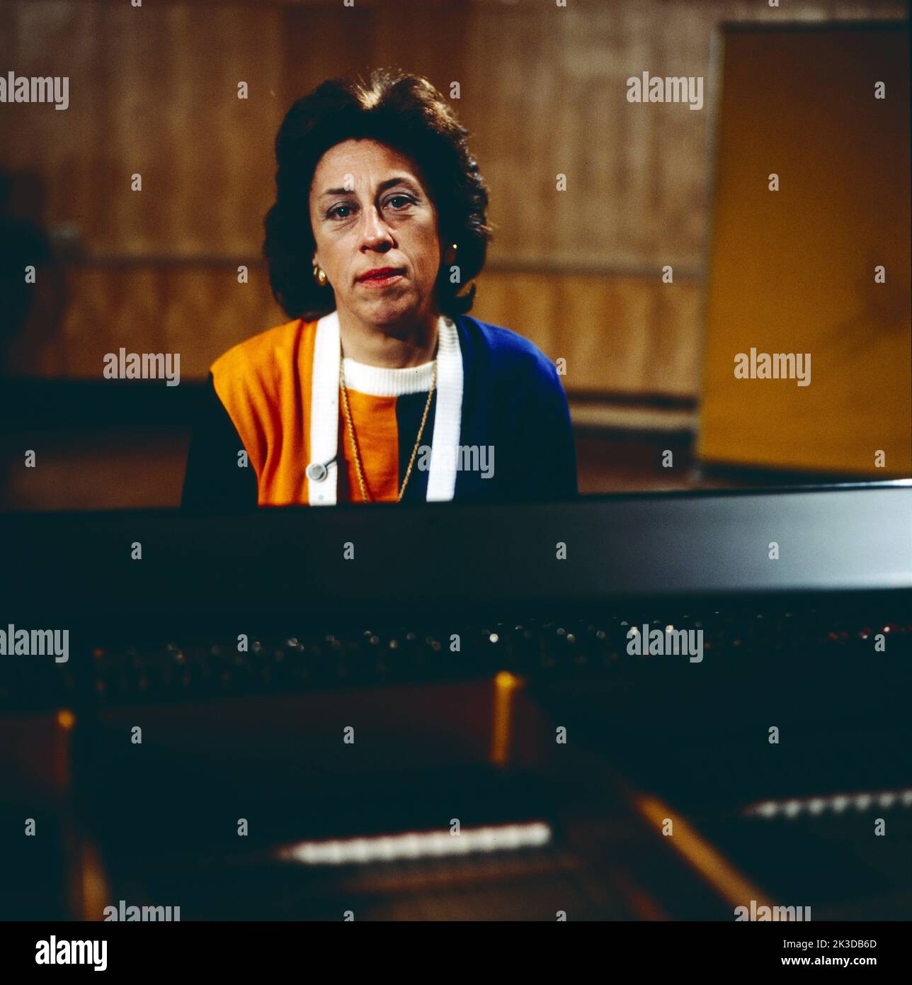 Dinorah Varsi, Pianistin aus Uruquay, Portrait am Flügel, fotografiert ...