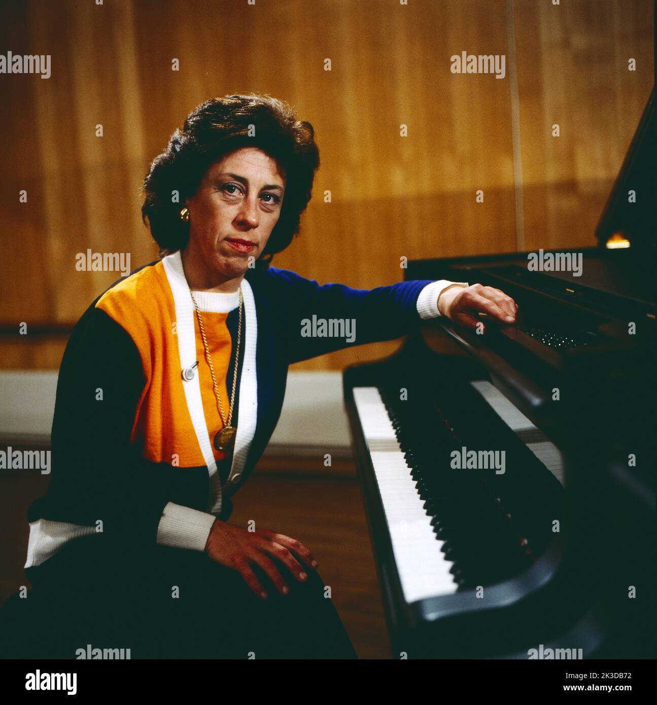 Dinorah Varsi, Pianistin aus Uruquay, Portrait am Flügel, fotografiert ...