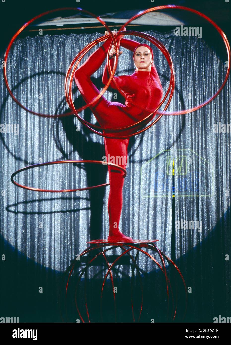 Valentina Rudemka, Artistin, Akrobatin, Jongleurin, auf der Bühne ...