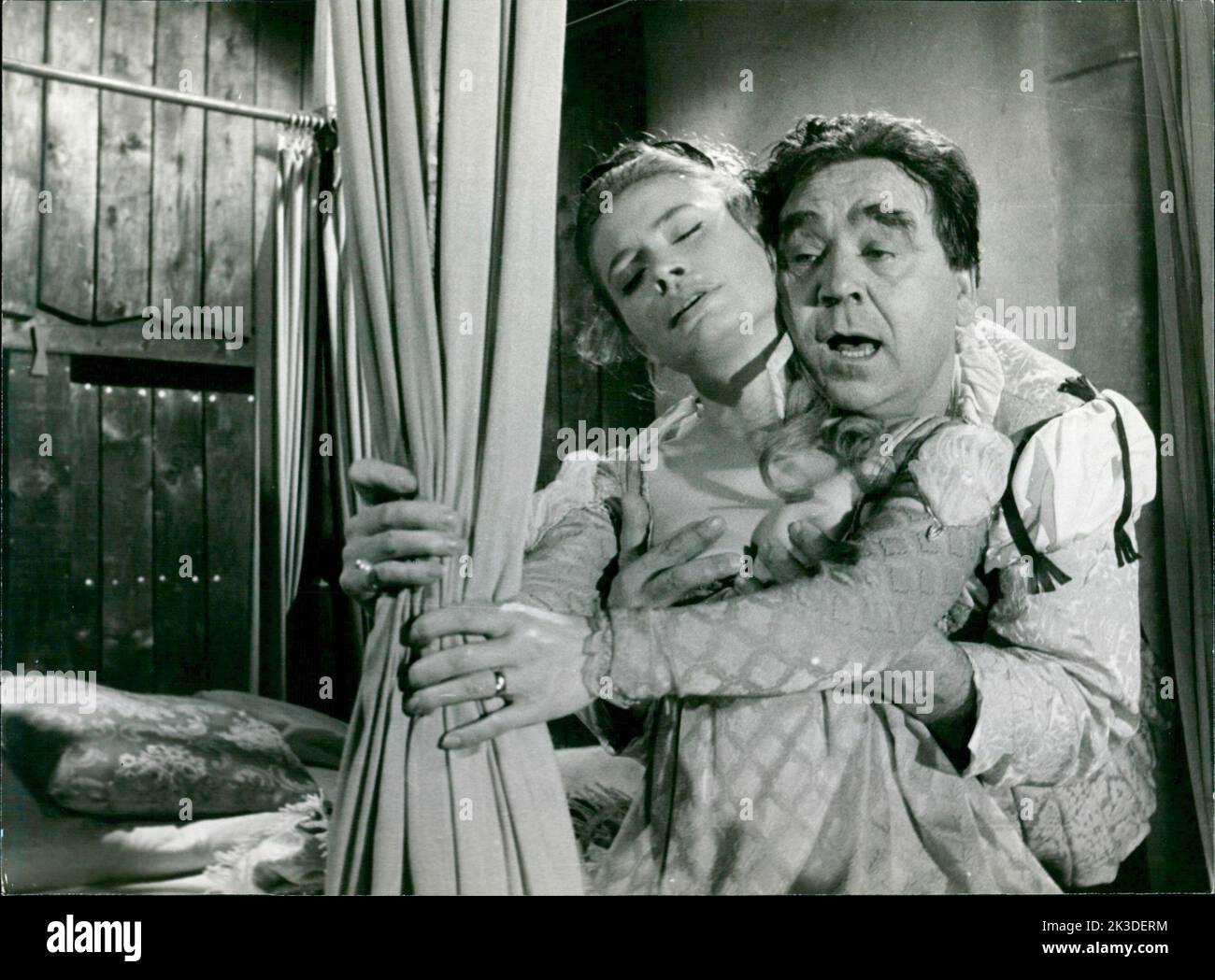 Volpone oder Der Fuchs - Vor Scham versinken möchte Celia (Helga David ...