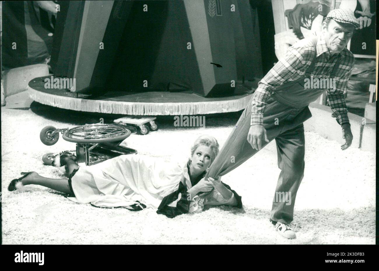 Mutter und vater beobachten hi-res stock photography and images - Alamy