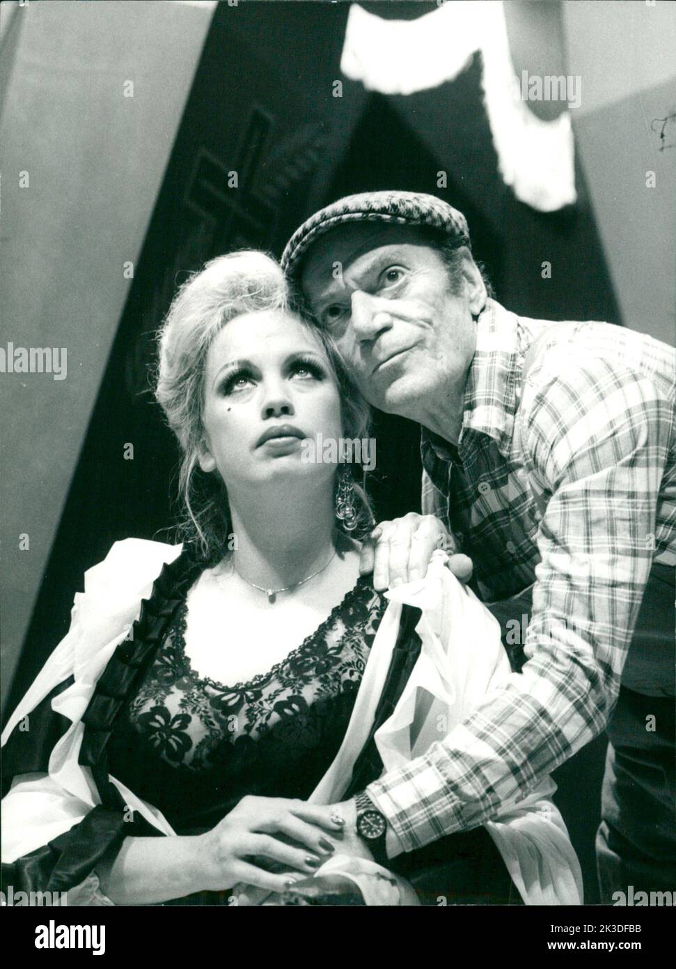 Mutter und vater beobachten hi-res stock photography and images - Alamy