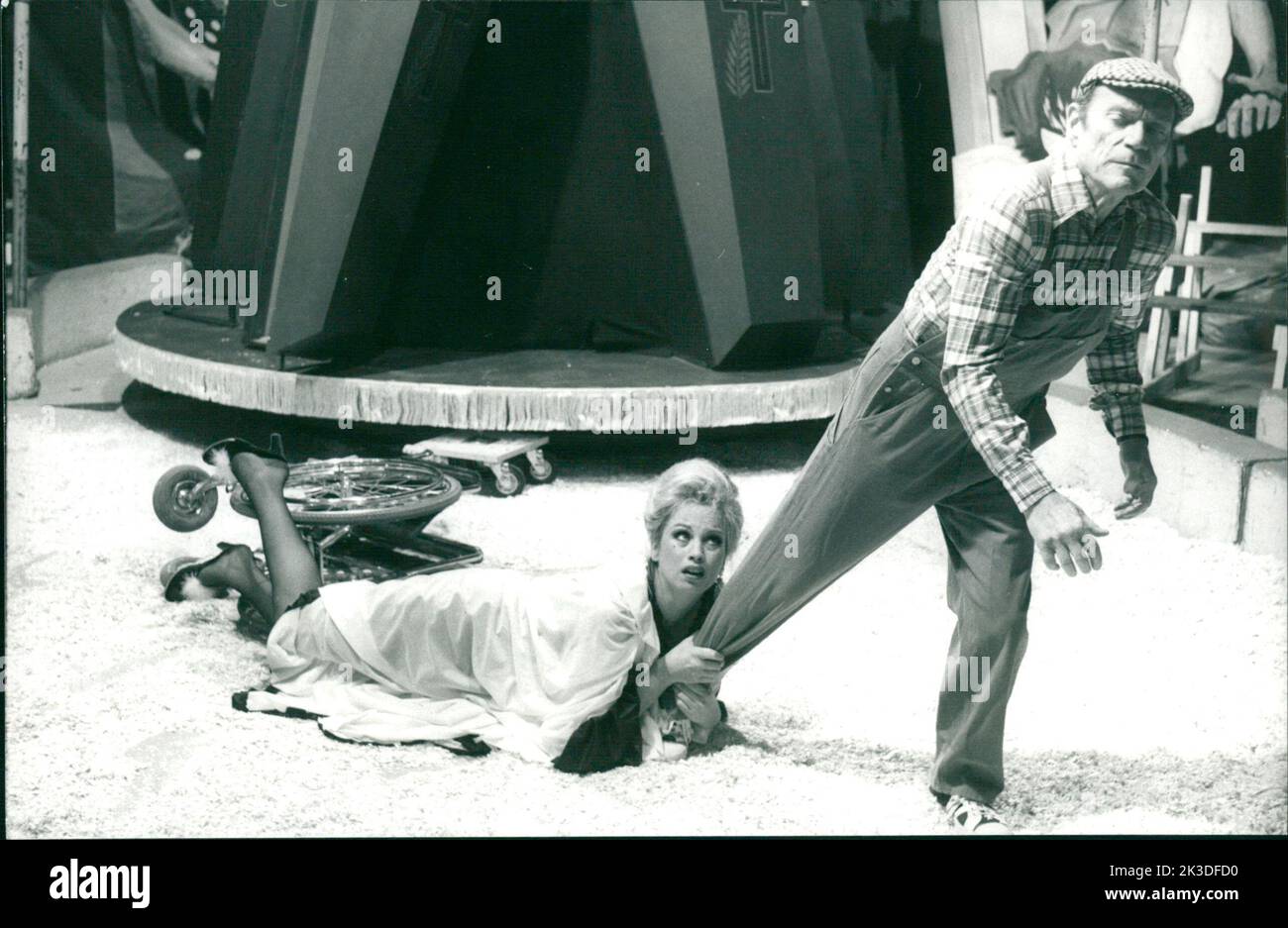 Mutter und vater beobachten hi-res stock photography and images - Alamy