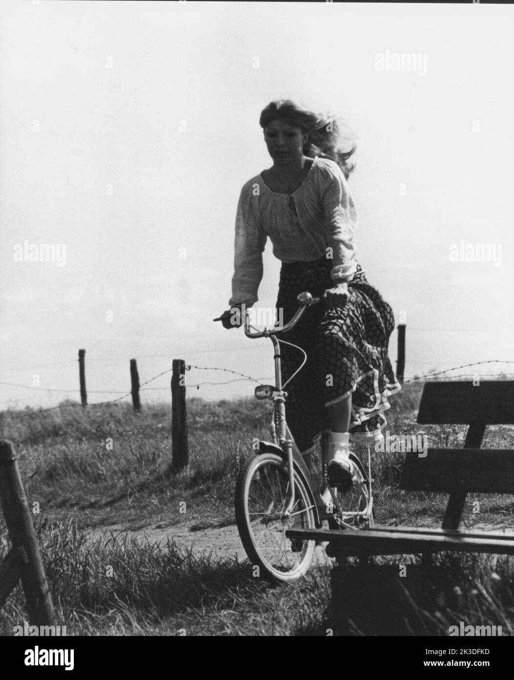 Katja Ebstein, deutsche Sängerin und Schauspielerin beim Fahrradfahren ...