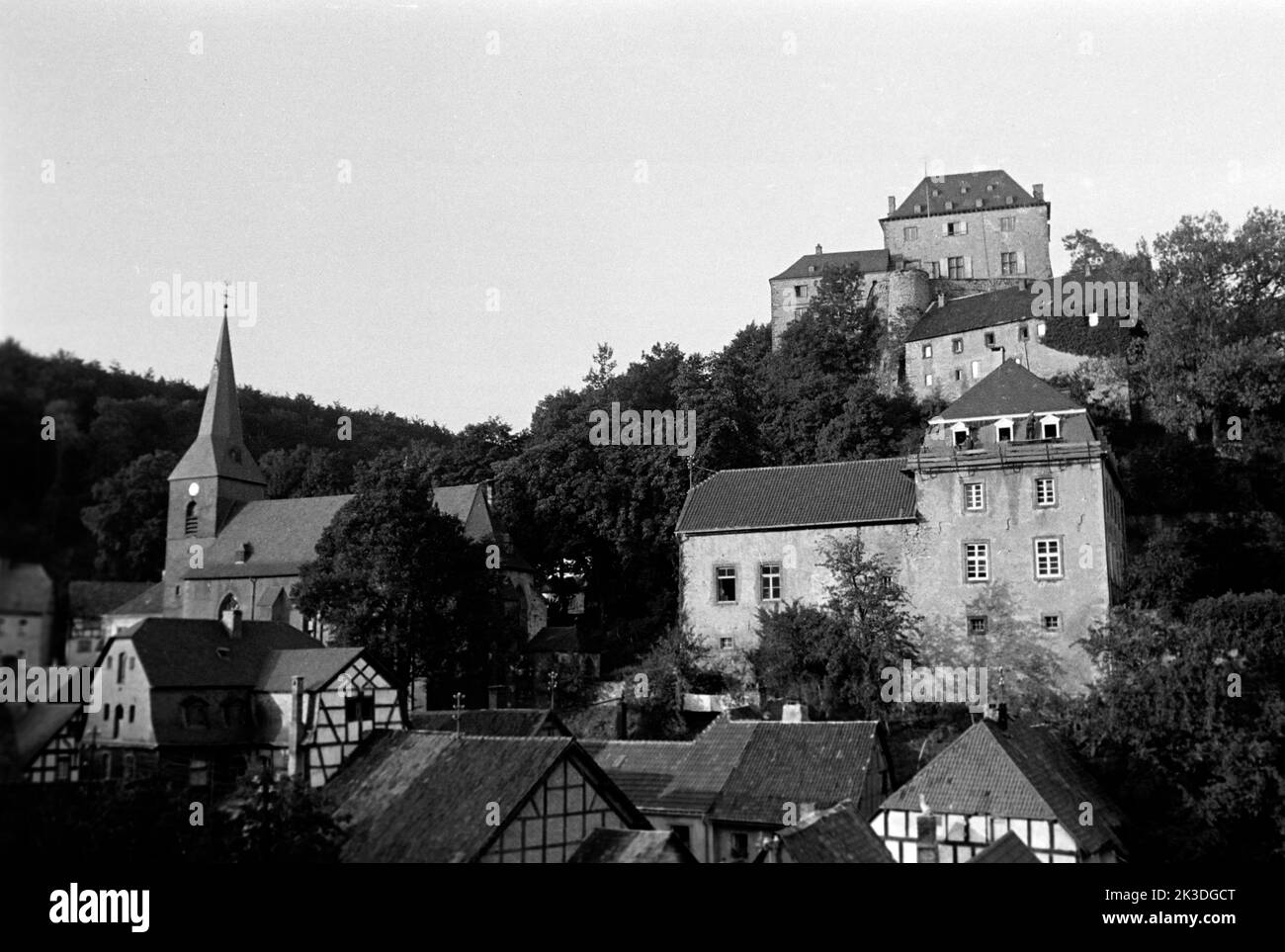 Blick auf Blankenheim in der Eifel mit Burg und Matthiaskirche, 1952 ...