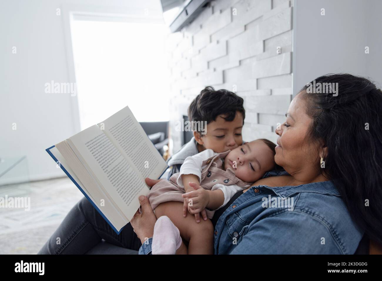 Boy girl kissing 11 hi-res stock photography and images - Alamy