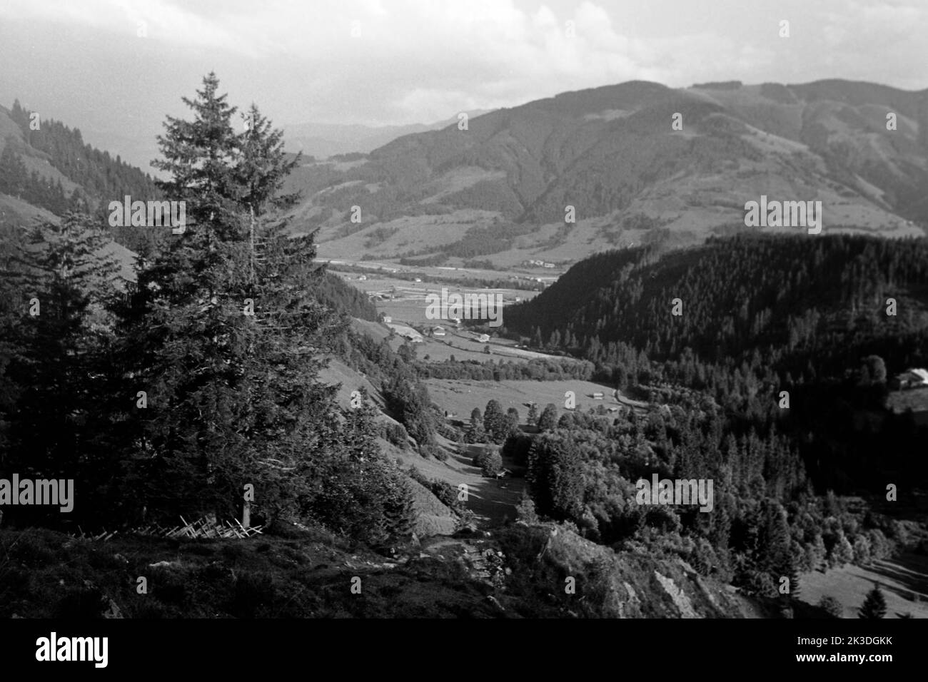 Wandern im Saalfeldener Becken, Salzburger Land, 1960. Hiking the ...