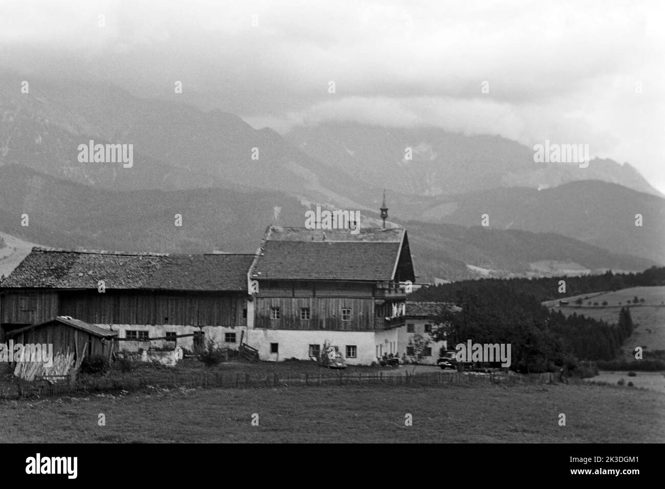 Wandern im Saalfeldener Becken, Salzburger Land, 1960. Hiking the ...