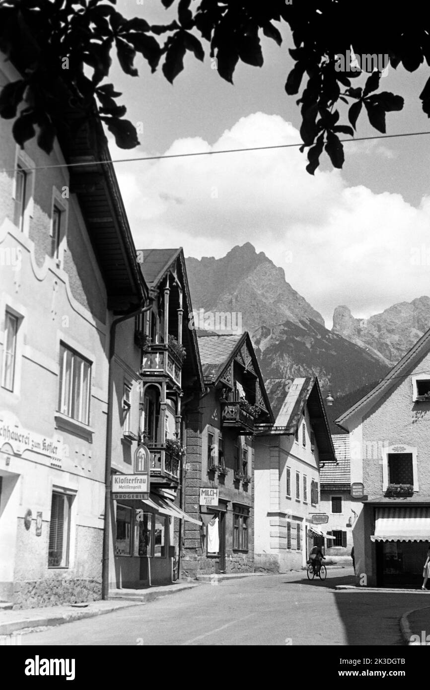 Stadtkern Lofer, Loferer Steinberge im Hintergrund, circa 1960. Lofer ...
