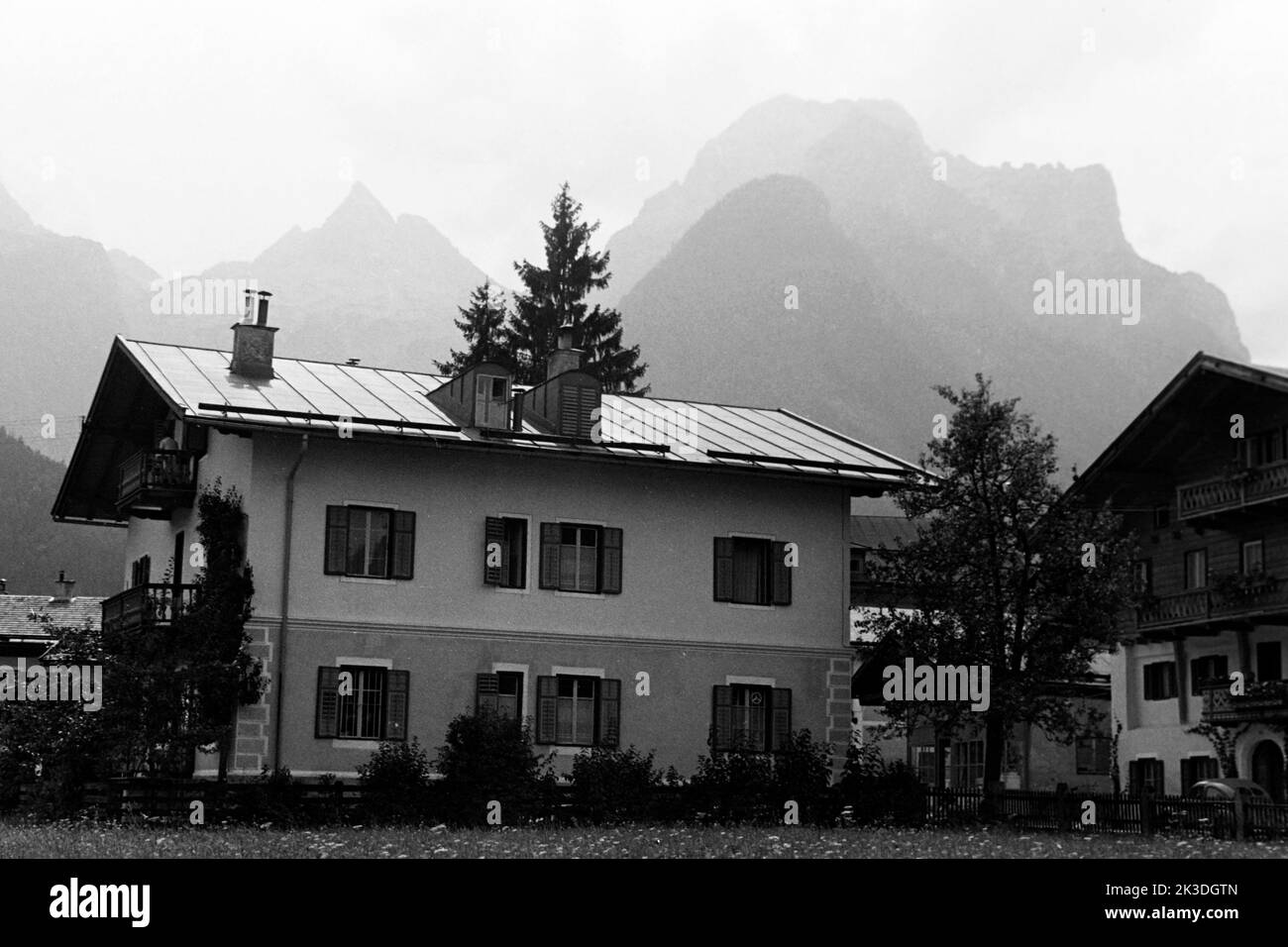 Häuser vor Bergkulisse, Loferer Steinberge, circa 1960. Alpine housing ...
