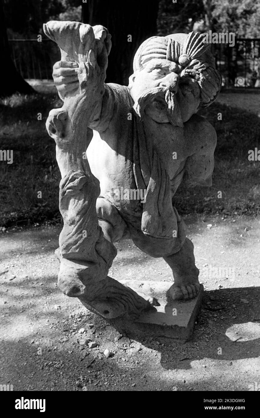 Sogenannter Türkenzwerg, der einen Baumstamm zerteilen will, im ...