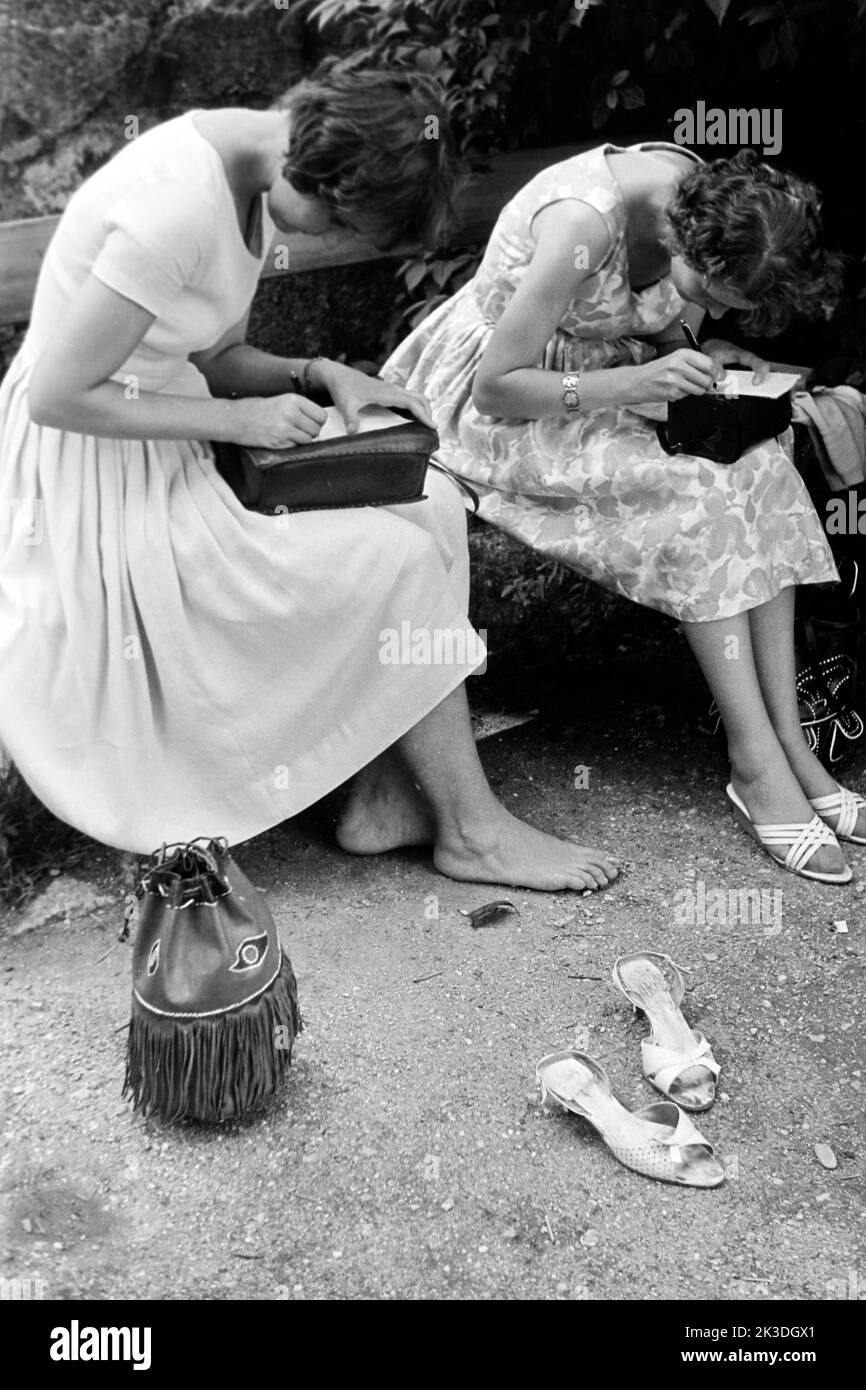 Briefe schreiben im Mirabellgarten in Salzburg, circa 1960. Writing ...