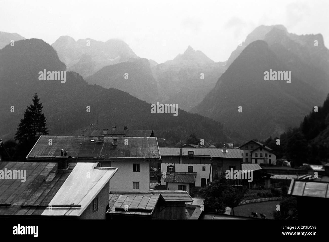 Häuser vor Bergkulisse, Loferer Steinberge, circa 1960. Alpine housing ...