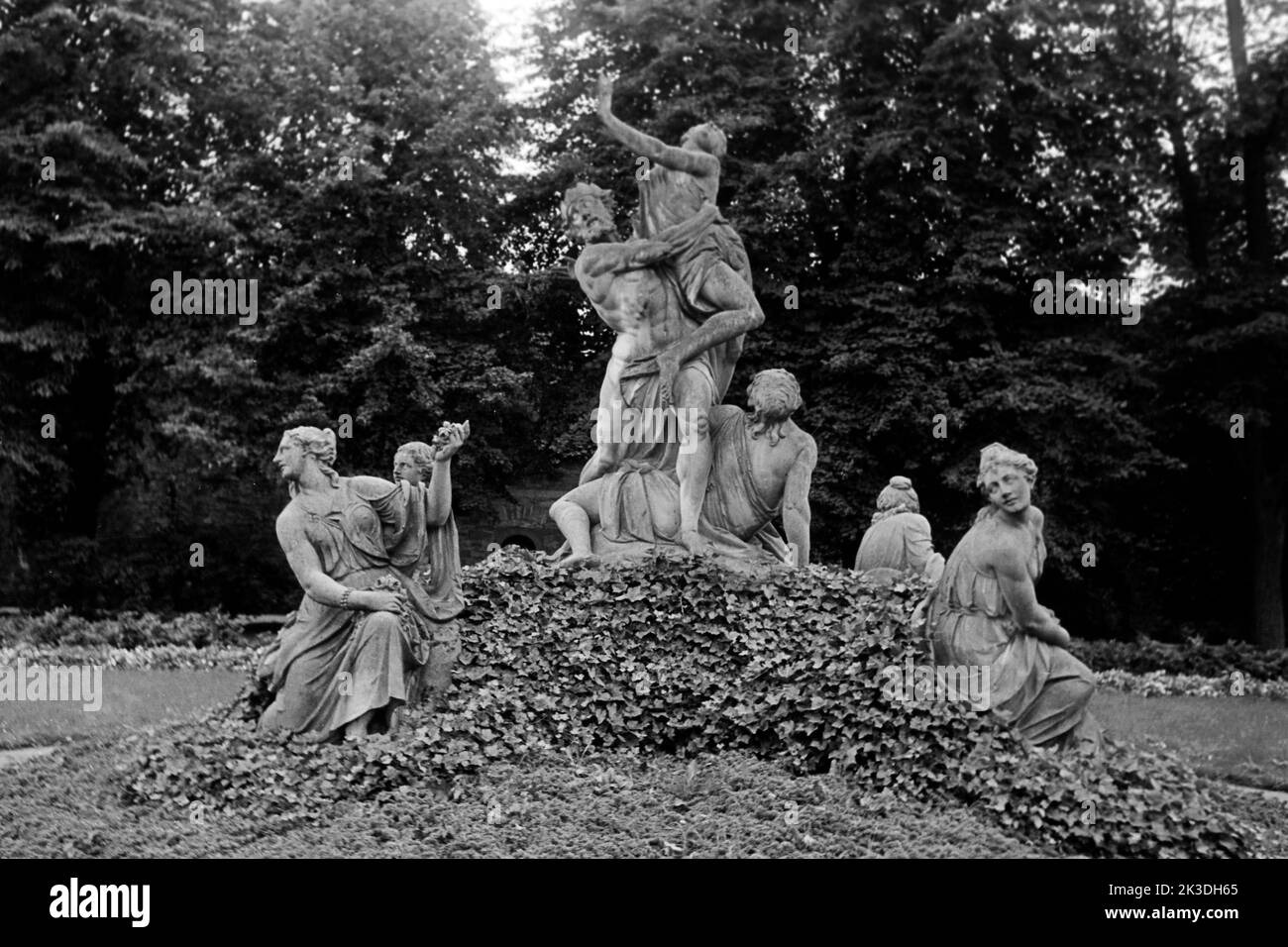 Der Raub der Proserpina von Johann Peter Wagner im Hofgarten der ...