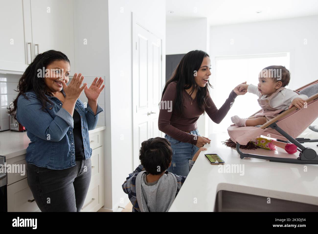 Real latino family kitchen hi-res stock photography and images - Alamy