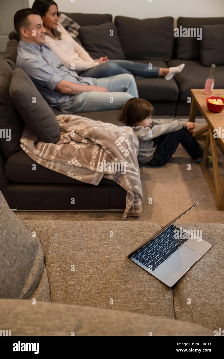 Bonus family tv hi-res stock photography and images - Alamy