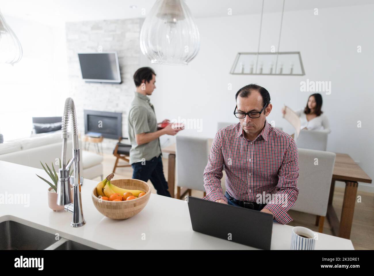 Woman standing behind table hi-res stock photography and images - Alamy