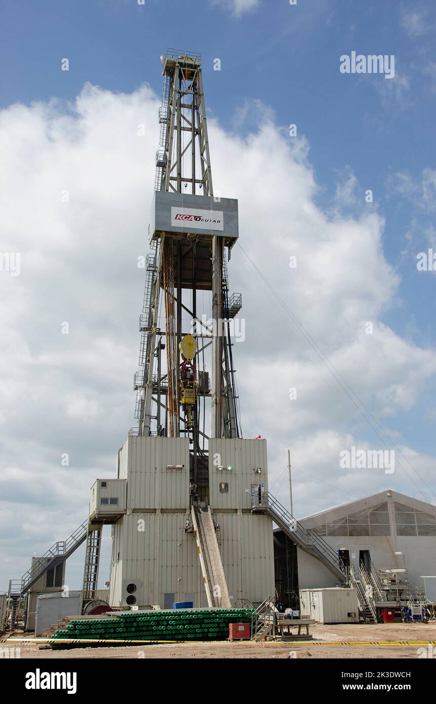 Onshore exploratidrilling rig hi-res stock photography and images - Alamy