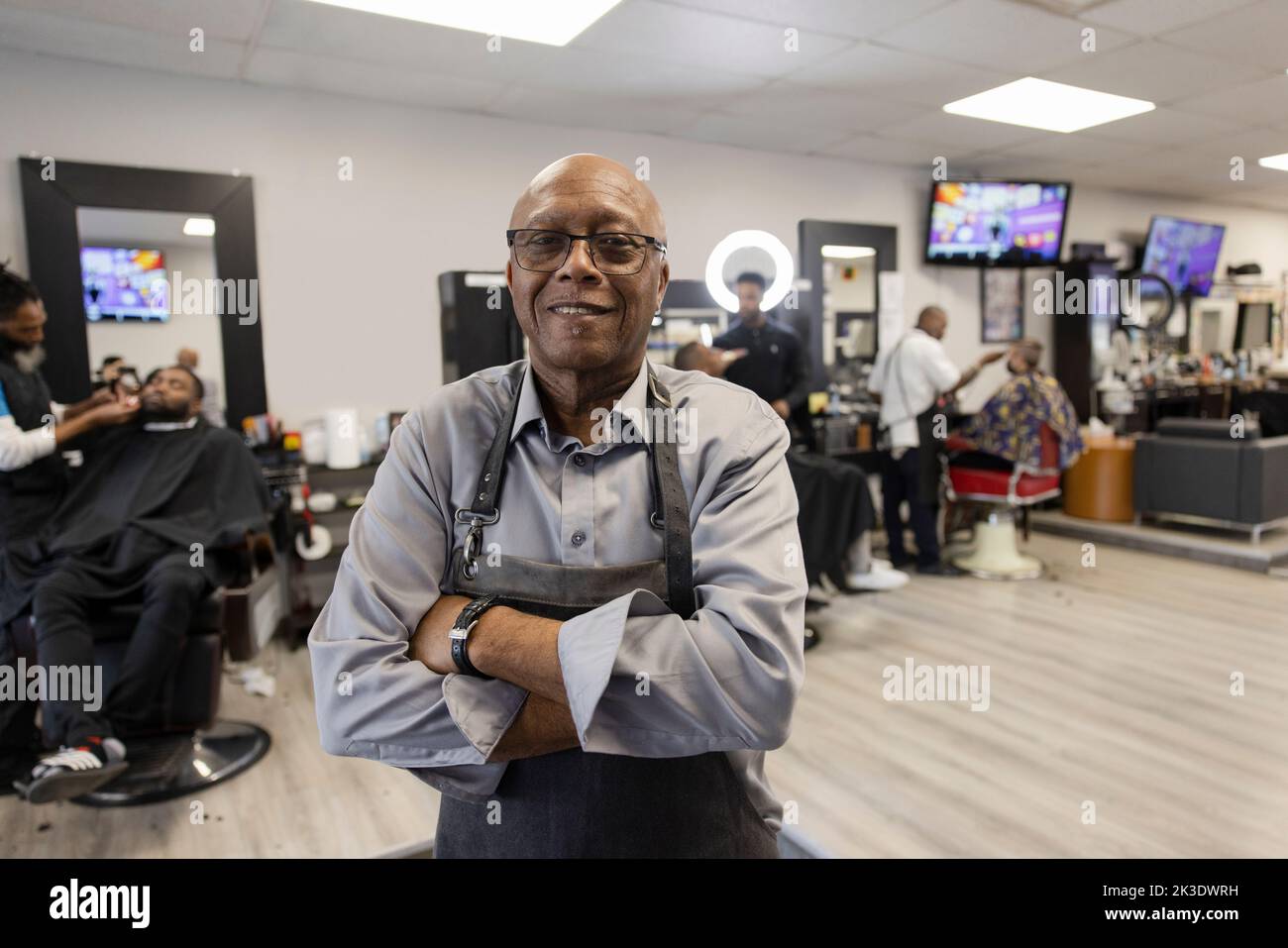 Community shop senior man hi-res stock photography and images - Alamy