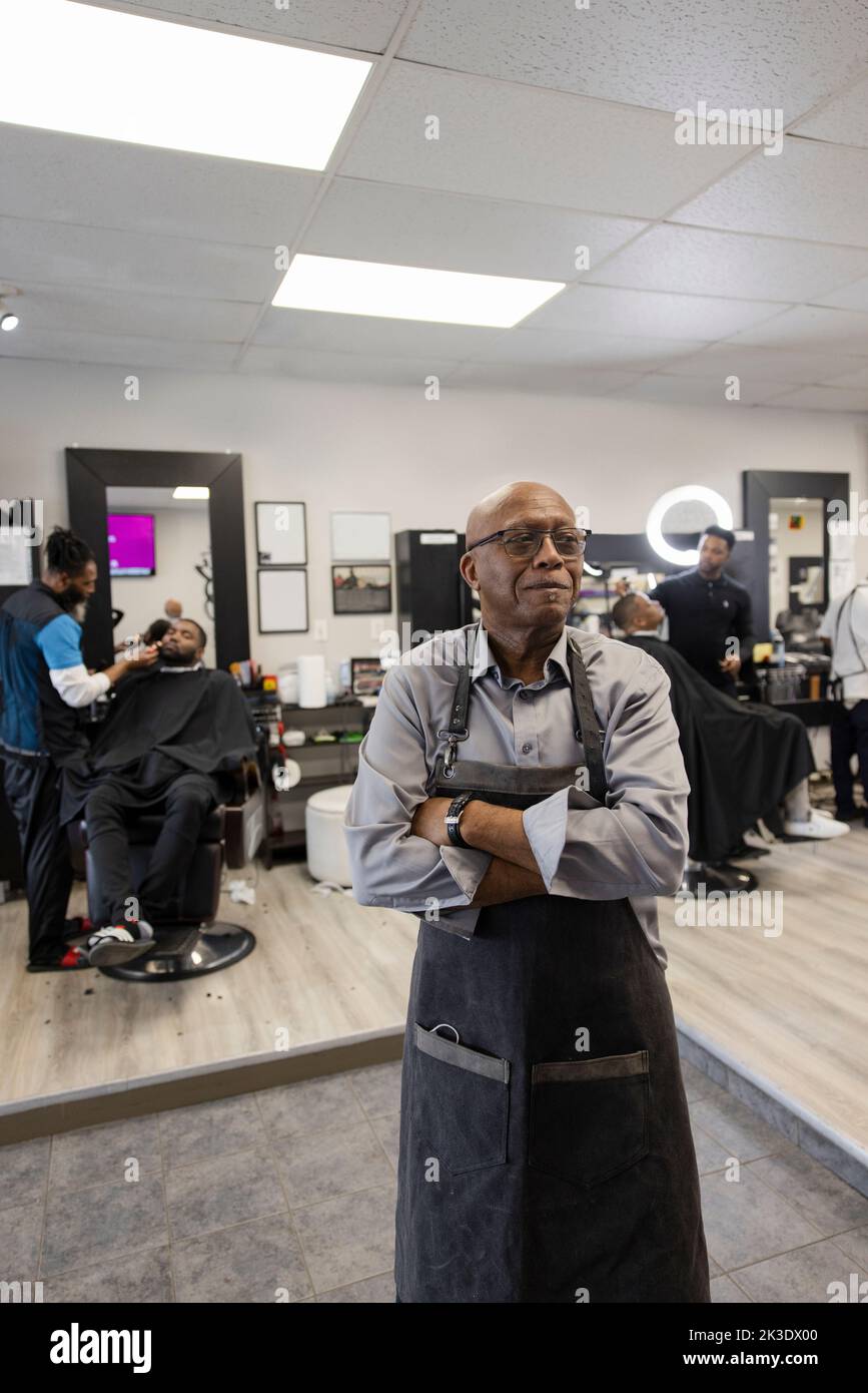 Community shop senior man hi-res stock photography and images - Alamy