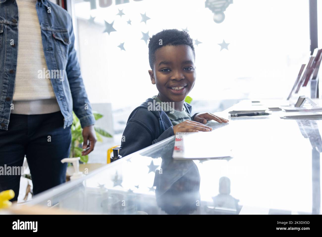 Front of barber shop hi-res stock photography and images - Alamy