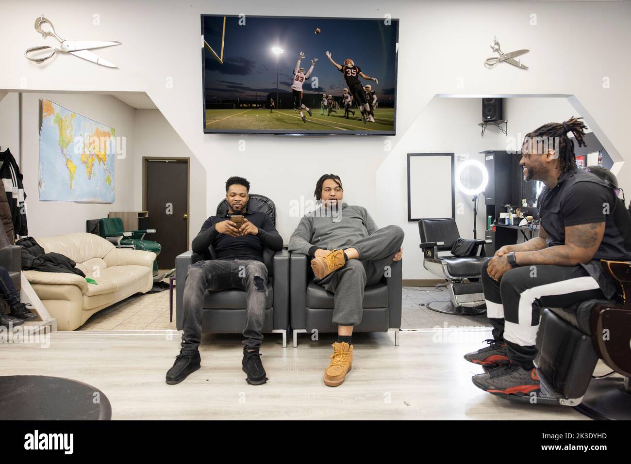 Customers waiting barber shop hi-res stock photography and images - Alamy