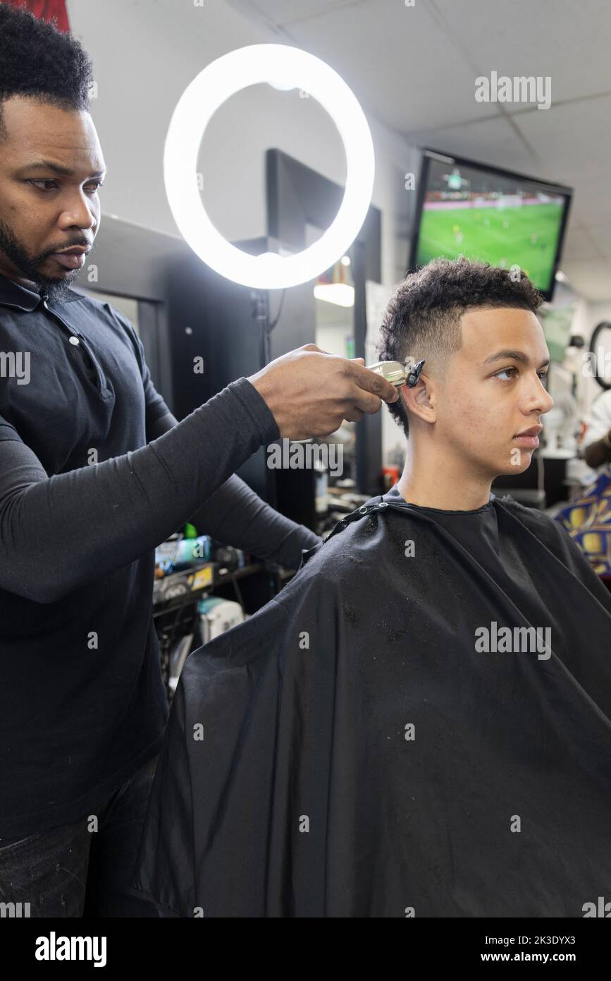 Man cutting hair razor hi-res stock photography and images - Alamy