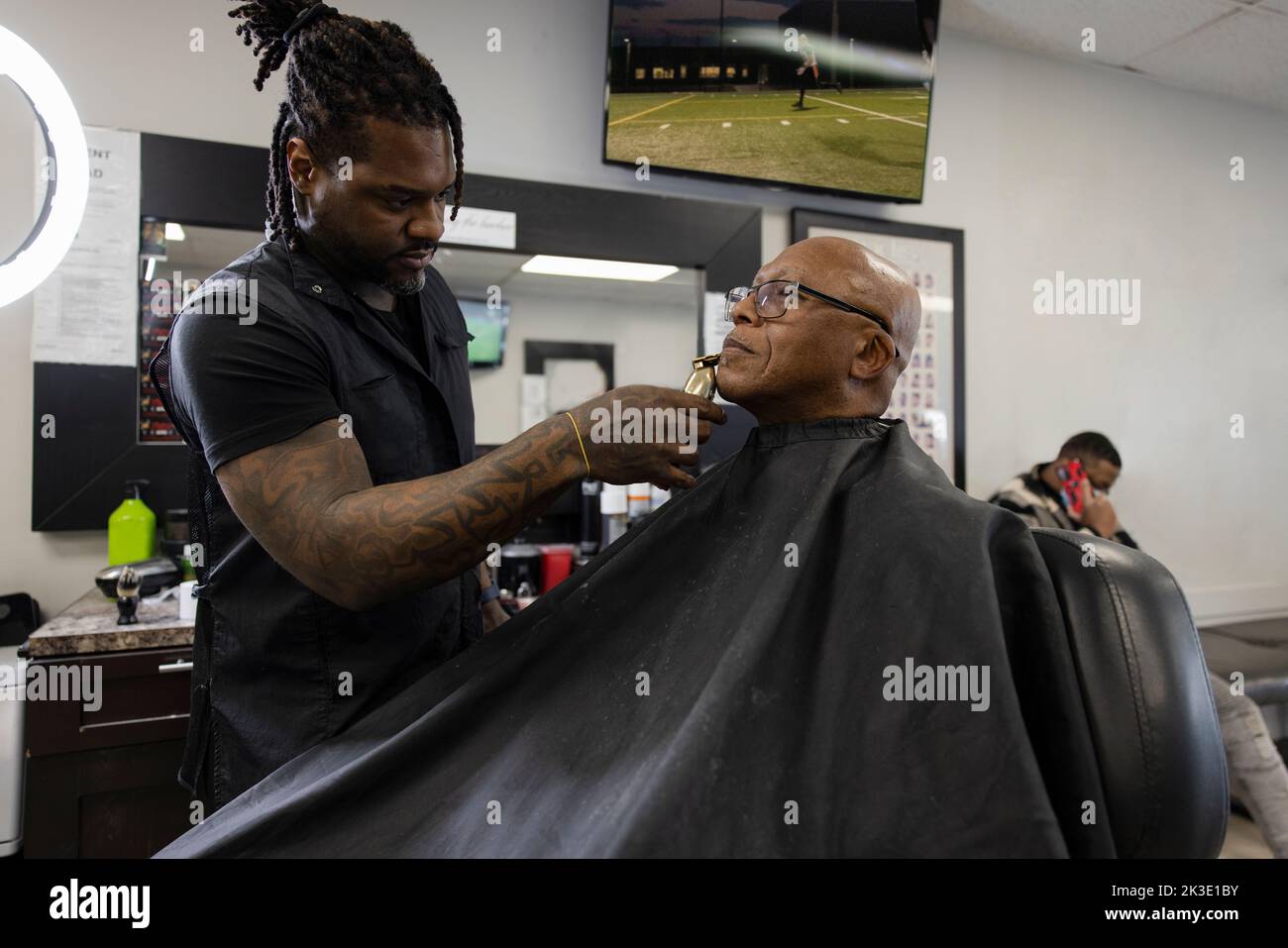 Barber shop shave hi-res stock photography and images - Alamy