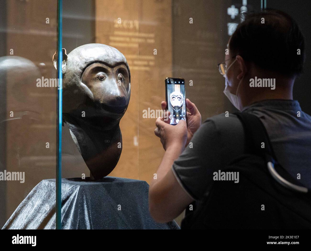 (220926) -- SHANGHAI, Sept. 26, 2022 (Xinhua) -- A visitor takes photos ...
