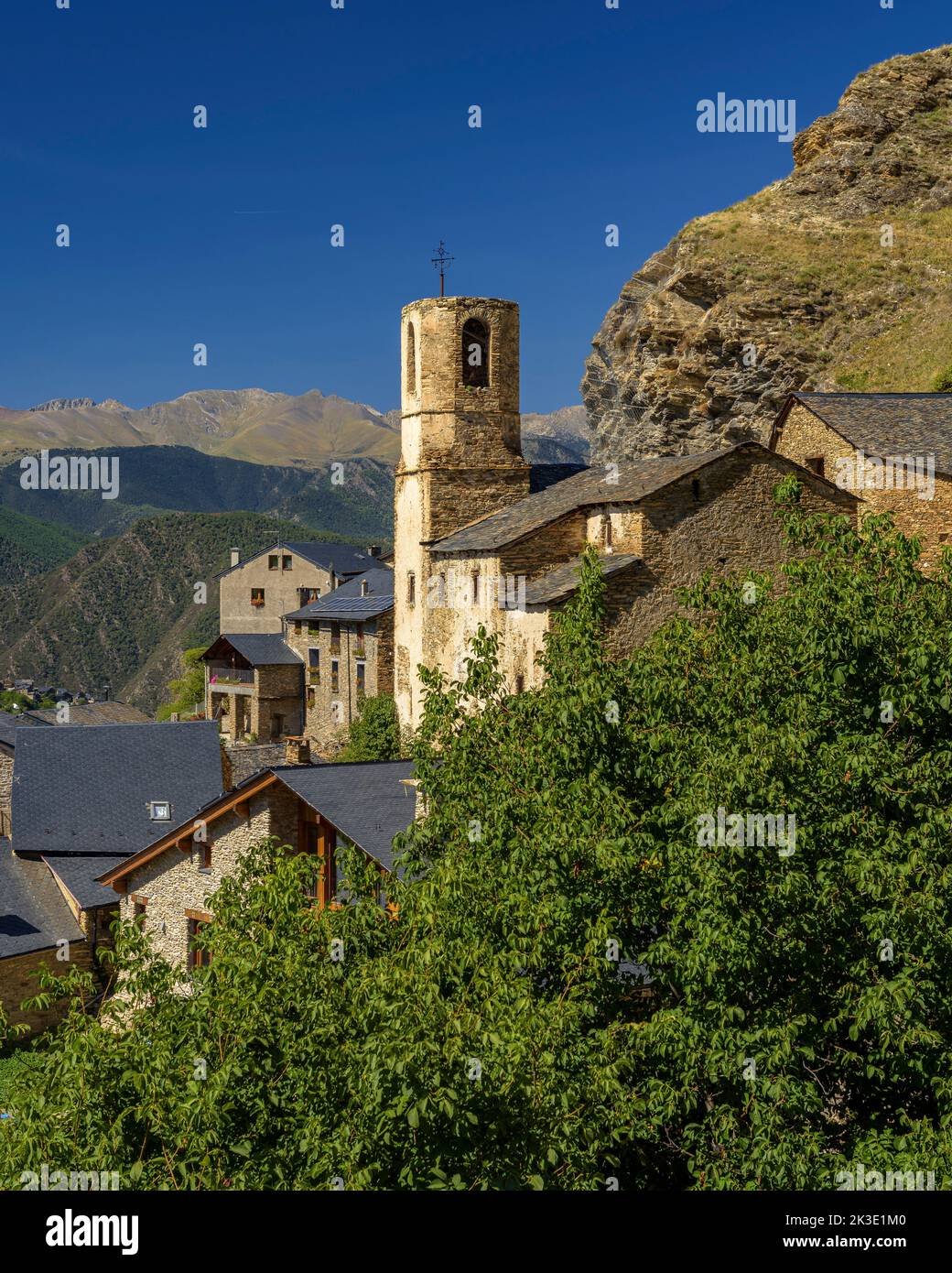 Iglesia católica pueblo de montaña hi-res stock photography and images ...
